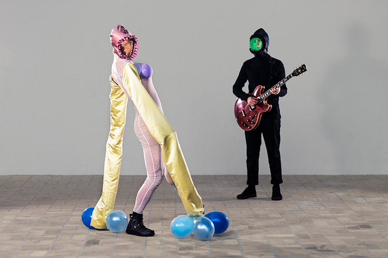 Kropskøn - en levende skulptur i en leg med krop og køn